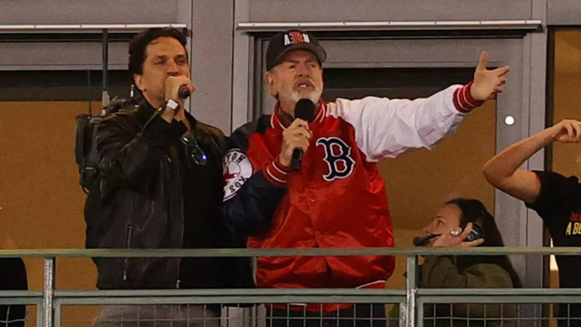 Neil Diamond Sings 'Sweet Caroline' In Rare Public Appearance At ...